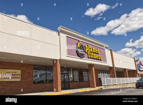 Augusta Ga Usa 04 25 21 Side Angle View Planet Fitness Gym Entrance