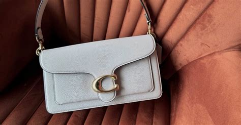 실내 가죽 가죽 액세서리 갈색 고급 고급 아이템 고전적인 디자인 디자인 럭셔리 레트로 매우 복잡한 베이지 봉제 부드러운 빈티지 상류층의