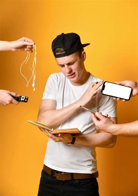 Prepar Ndose Para Los Ex Menes En Escuela Universidad De La Manera Tradicional Leyendo Un Libro