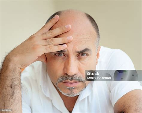 카메라를 보고 있는 중년 백인 남성의 정면 40 44세에 대한 스톡 사진 및 기타 이미지 40 44세 40 49세 갈색 눈 Istock