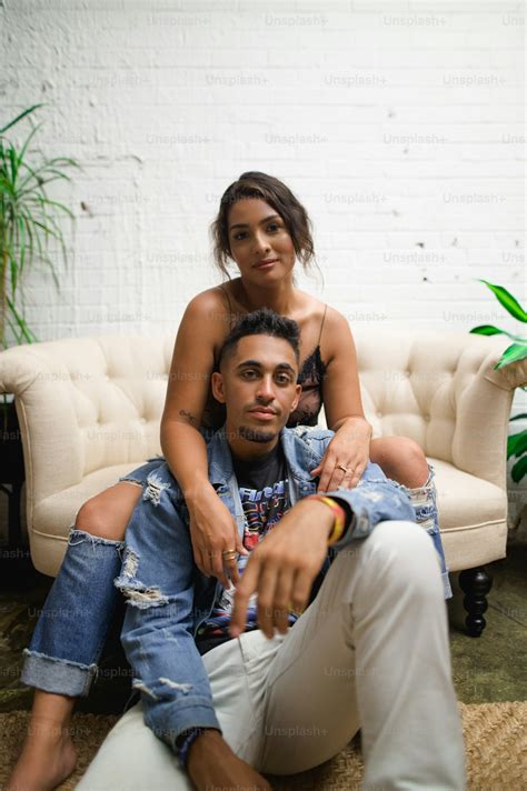소파에 앉아 있는 남자와 여자 사진 Unsplash의 남자 이미지