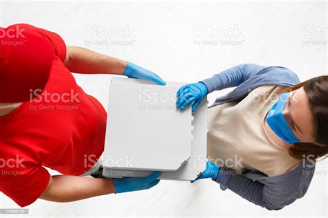 피자의 멸균 배달 의료용 마스크와 장갑을 끼고 택배 및 고객 격리에 대한 스톡 사진 및 기타 이미지 격리 배달 백인종 Istock
