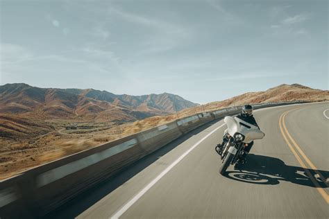 Confronto Tra Moto Harley Davidson Touring Street Glide St 2023 Vs