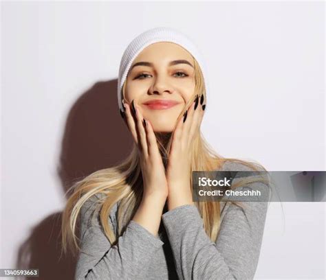 라이프 스타일과 사람들 개념 흰색 안경과 모자를 쓰고 젊은 귀여운 미소 힙스터 소녀 얼굴에 감정 귀여운에 대한 스톡 사진 및