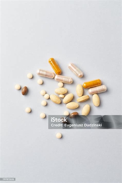밝은 종이 배경에 멀티 컬러 비타민과 보충제 건강 한 규정식 보충 교재에 대 한 개념 공간을 복사합니다 0명에 대한 스톡 사진 및 기타 이미지 Istock