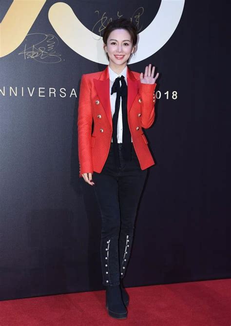 潘晓婷凭颜值算得上体育界第一，红衣黑裤干练利落，气质凸显