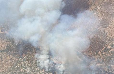 Incendio Forestal Activo Con Alta Intensidad Y Rápida Propagación Se
