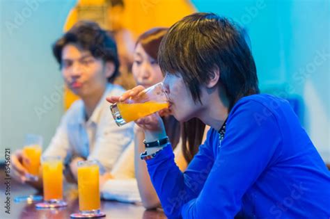 カウンターでお酒を飲む若者 の ストック写真とロイヤリティフリーの画像 Pic 85456721