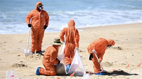 煤炭屎鬼？｜悉尼岸邊現數千顆「神秘黑球」 當局急關閉海灘呼籲民眾遠離 星島日報