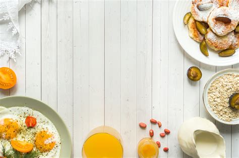 아침 식사의 개념입니다 달걀 코 티 지 치즈 팬케이크 매 화와 오트밀 우유 오렌지 주스 테이블에 건강한 생활방식에 대한 스톡