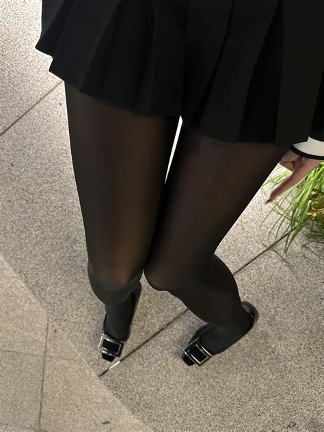🎀超绝少女🌸樱花酱🎀 On Twitter ️冬日搭配，微透裤袜加百褶裙，不过稍微考验一下大腿身材，但是正好黑色的裤袜又能显瘦，正好弥补