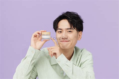 ผู้ชายหล่อเกาหลีโฮลดิ้งครีมทาหน้า Hd ภาพถ่ายผิว หน้าแรก ชายชาย ดาวน์