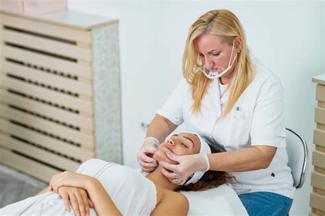 미용사가 얼굴 치료 후 고객의 얼굴에 보습 크림을 바르는 사진 20 29세에 대한 스톡 사진 및 기타 이미지 20 29세