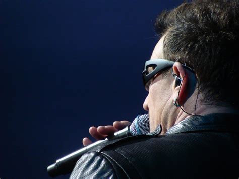 图片素材 岩 音乐会 带 麦克风 bono u2 蓝色 演员 音乐家 性能 唱歌 吉他手 商人 慈善家 耳塞