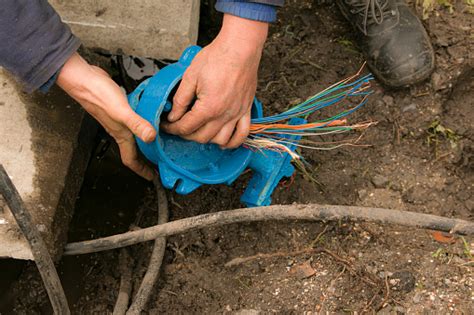 전기 기술자의 손이 전기 장비 상자를 조립하고 있습니다 공원에서 야외 조명을위한 유지 보수 작업 건설 산업에 대한 스톡 사진 및