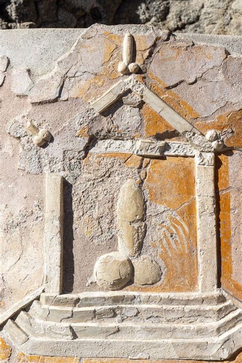 Gravura De Relevo Em Pedra Com Representação Do Pênis No Parque Arqueológico De Pompeii Imagem