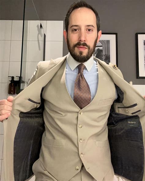 Traje Beige De Tres Piezas Con Camisa Cuadros Y Corbata Estampada
