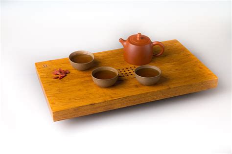 흰색 배경의 다도를 위해 나무 테이블에서 마시는 동양 차를 위한 세라믹 주전자와 3 잔 건강한 생활방식에 대한 스톡 사진 및 기타 이미지 건강한 생활방식 구기자 꽃