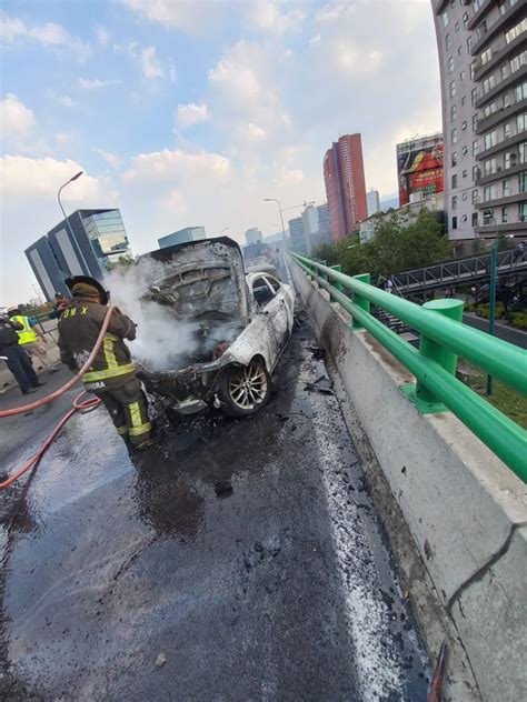 Auto se incendia en segundo piso de Periférico tras choque Grupo Milenio