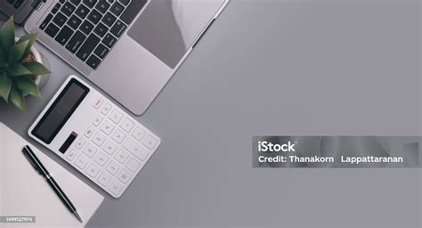 숫자를 계산하는 계산기 개념 회사 성과의 손익 계산서 검토 세율을 지불하는 개인 및 기업을 위한 효과적인 세금 공제 계획 계정 확인 0명에 대한 스톡 사진 및 기타 이미지