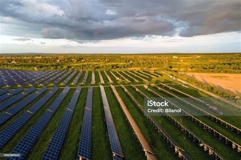 청정 생태 전기 에너지를 생산하기위한 태양 광 발전 패널의 많은 행과 대형 지속 가능한 전기 발전소의 항공 보기 제로 배출 개념재생 전기 가벼운에 대한 스톡 사진 및 기타