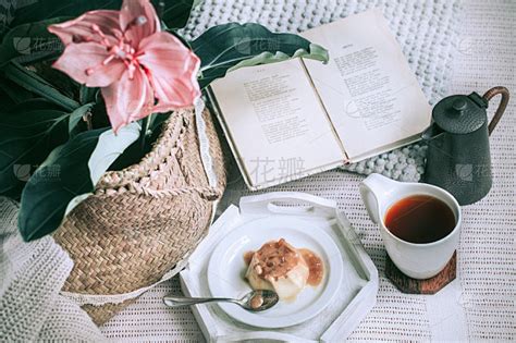 舒适的家庭早餐在床上