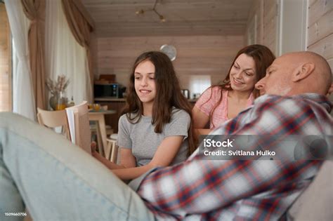 양쪽 부모의 도움을 받아 집에서 배우는 사춘기 소녀 십대에 대한 스톡 사진 및 기타 이미지 십대 딸 심각한 Istock