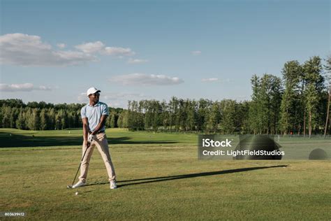 모자 골프 클럽을 들고와 녹색 잔디밭에 공 명 중에서 남자의 전체 보기 골프 선수에 대한 스톡 사진 및 기타 이미지 골프 선수 골프 남자 Istock