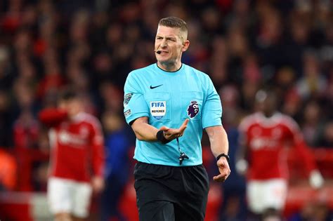 نوتنغهام يطالب بإيقاف الحكم جونز وويب يعتذر