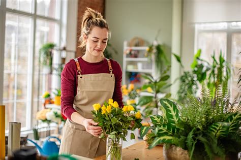 활기찬 꽃집에서 꽃꽂이를 하며 일에 대한 창의성과 열정을 보여주는 쾌활한 젊은 여성 기업가에 대한 스톡 사진 및 기타 이미지 기업가 꽃 나무 꽃 식물 Istock