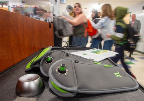 Ct Middle School Pilots Yondr Pouches For Students