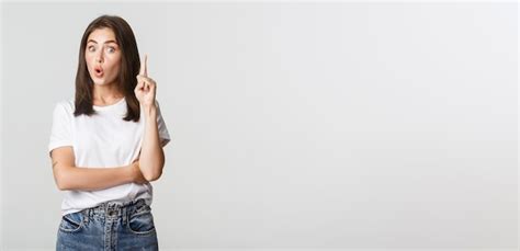 Il Ritratto Della Ragazza Eccitata Che Alza Il Dito Ha Un Suggerimento O Un Pensiero Foto Gratis