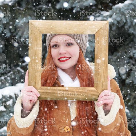 여자 야외 인물사진 무늬목 프레임 동절기의 시즈닝하다 포토서제스트 갈색에 대한 스톡 사진 및 기타 이미지 갈색 감정 겨울 Istock