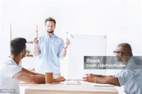 동료에 게 프레 젠 테이 션을 만드는 화이트 보드에서 젊은 사업가의 선택적 초점 계획에 대한 스톡 사진 및 기타 이미지 계획 기업 문화 기업 비즈니스 Istock