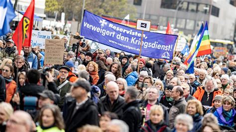 В Германии прошли акции против поставок оружия Украине Dw 08 04 2023