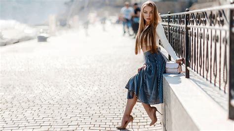 Девушка и ограда · бесплатная фотография