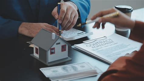Firma De Contratos De Compraventa De Viviendas Y Seguros Con Agentes