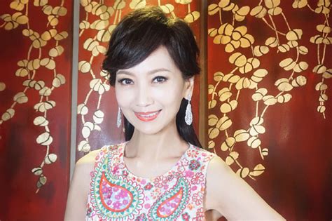 62岁赵雅芝惊艳网友！比起女神不老颜 ，无痕的颈部更抢眼