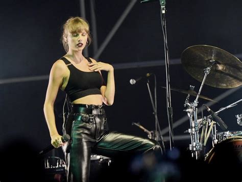 Taylor Swift Sexy On Stage Hot Celebs Home