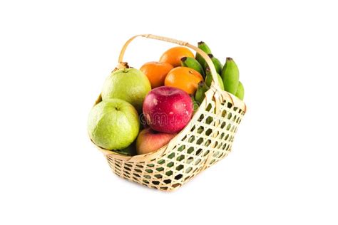 Cesta De Frutas Variada De Mimbre Sobre La Fruta De Fondo Blanco