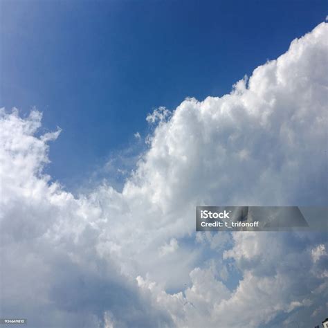 美麗的藍色天空與雲層背景天上的雲與雲天氣自然雲藍色的天空藍藍的天空烏雲與陽光 照片檔及更多 保加利亞 照片 保加利亞 剪裁圖 夏天