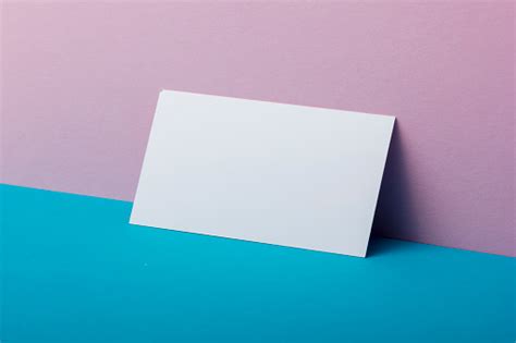 명함 비어 있습니다 색상 배경에 모형 플랫 레이 텍스트복사 공간 명함에 대한 스톡 사진 및 기타 이미지 명함 0명 개체