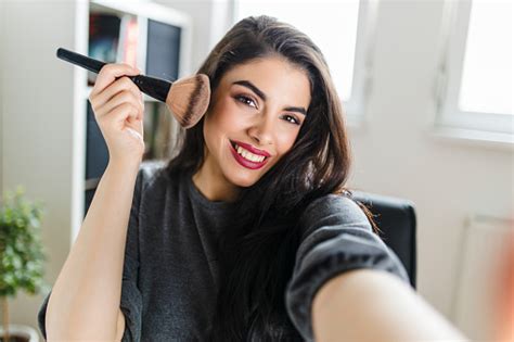 Potret Diri Penata Rias Wanita Muda Yang Mengaplikasikan Riasan Wajahnya Di Rumah Dan Video