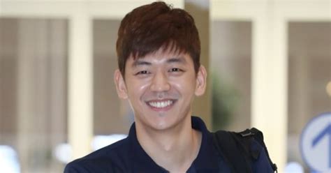 [포토] 이용대 정글로 떠나며 셔틀콕 하트