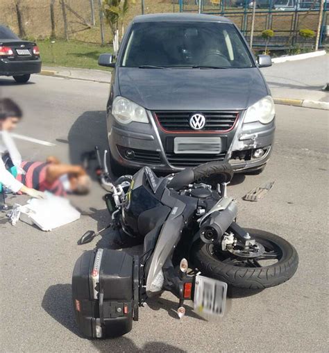 Motociclista fica ferido ao ser atingido por carro na contramão em