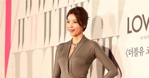포토 오윤아 몸매 드러나는 원피스