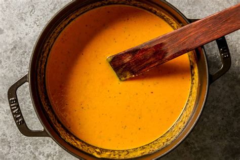 Easy Creamy Roasted Garlic Tomato Soup