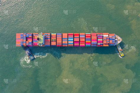 集装箱、集装箱船的进出口业务和物流。用起重机将货物运到港口。国际水路运输。鸟瞰图和俯视图。
