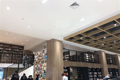 逛了逛温州最大的新华书店，开了几十年了，重新改建后你去逛过吗书城温州新华书店新浪新闻