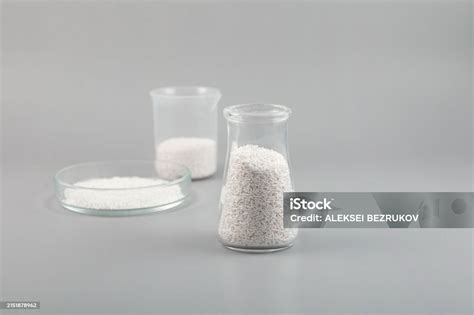 소르빈산 칼륨 실험실 접시의 직사각형 펠릿 소르 빈산의 과립 형 칼륨 염 식품 방부제로 사용되는 식품 첨가물 E202는 곰팡이